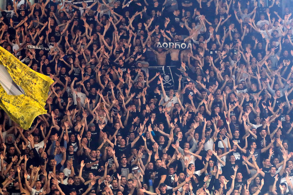 BRUTALAN NAPAD POLICIJE NA GROBARE!